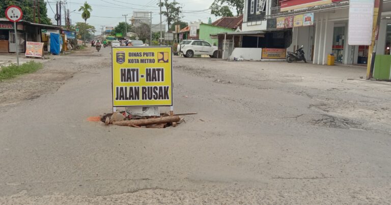 Warga Berharap Jalan Berlubang Di Pertigaan Jalan Raya Stadion Tejo ...